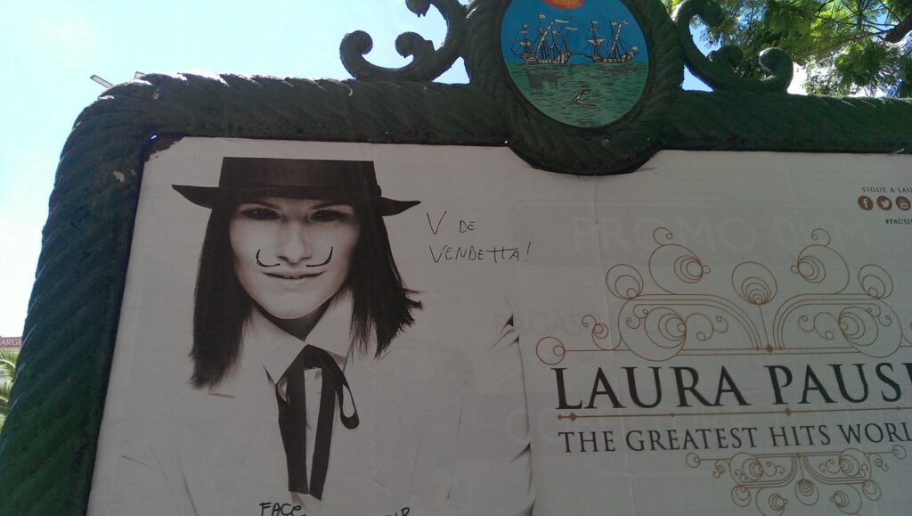 Laura Pausini como V de Vendetta – Javier Aroche / Log