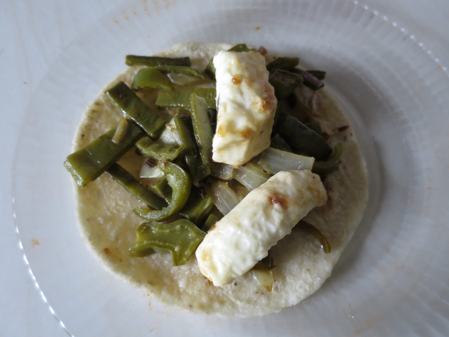 Taco de nopales y queso panela frito