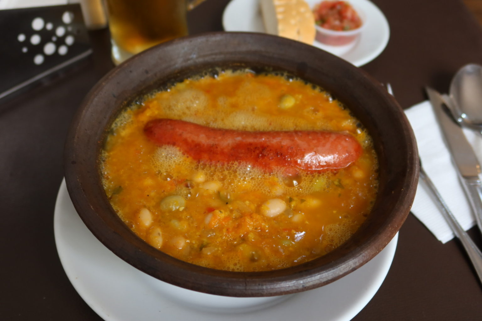 Porotos con longaniza (Frijol blanco, maiz y ayote) – Javier Aroche / Log
